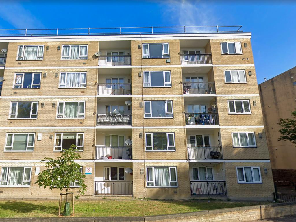 Neptune Street, London SE16 3 bed flat - £2,300 pcm (£531 pw)