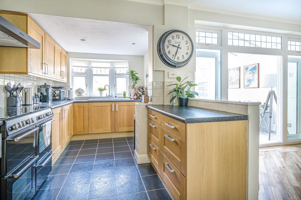 Goodhart Way, West Wickham 3 bed semi-detached house - £750,000