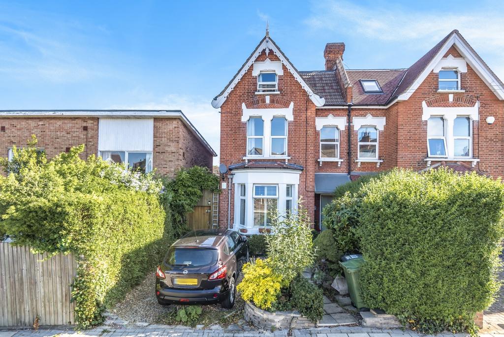 Hopton Road Streatham SW16 2 bed flat - £1,700 pcm (£392 pw)