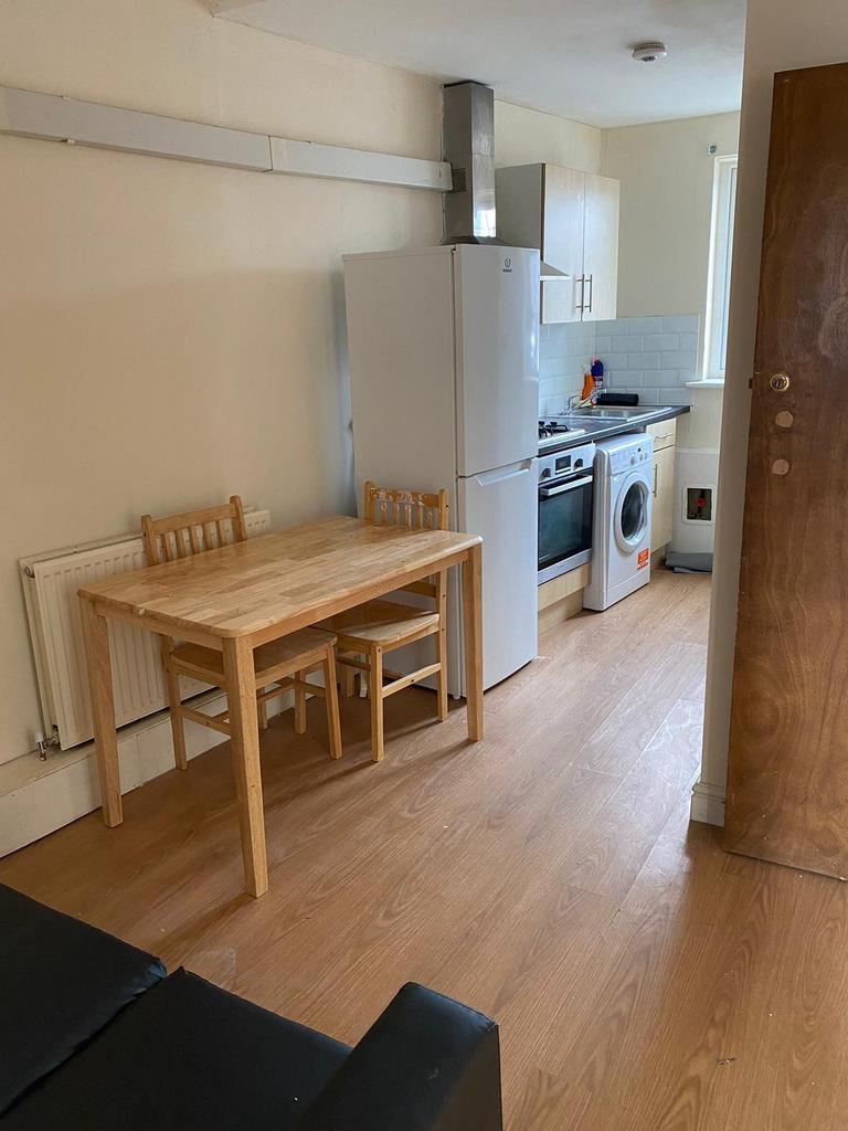Bridge Street, Pinner HA5 2 bed flat - £1,650 pcm (£381 pw)