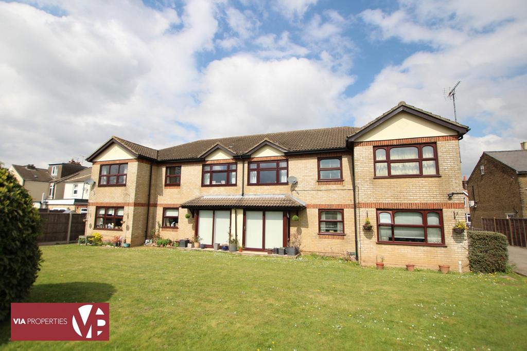 Whitley Road, Hoddesdon EN11 1 bed flat - £1,100 pcm (£254 pw)