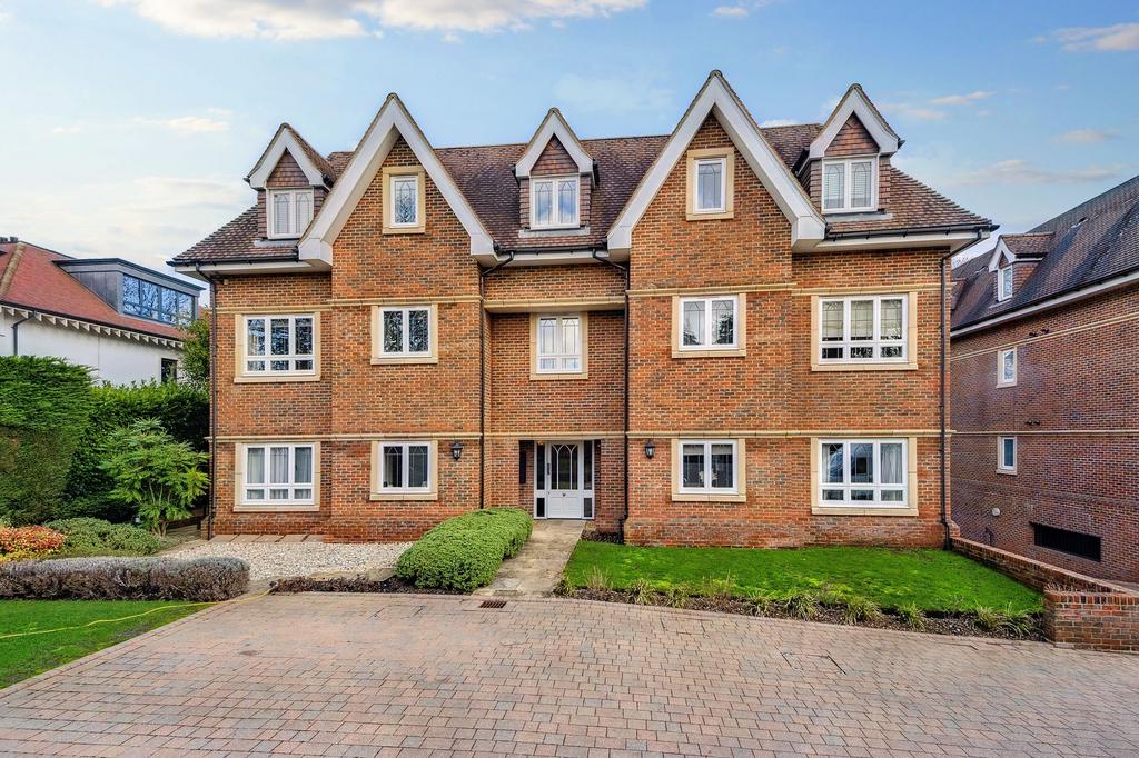 Penn Road, Draycott House, HP9 2 bed apartment to rent - £2,100 pcm (£ ...