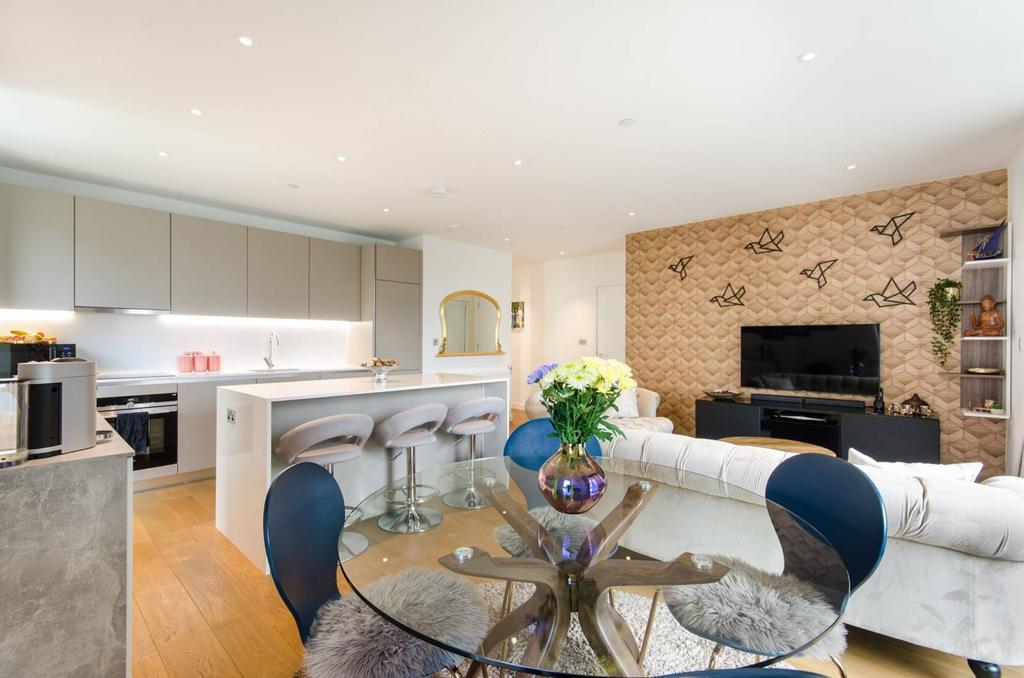 Elvin Gardens, Wembley, HA9 2 bed flat - £2,500 pcm (£577 pw)
