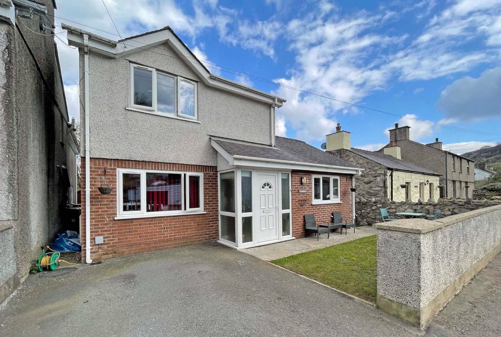 Cwm-y-Glo, Caernarfon, Gwynedd, LL55 3 bed detached house - £275,000