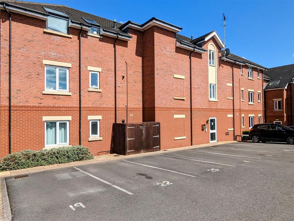 Eaton Court, Trent Road, Nuneaton 2 bed apartment - £120,000
