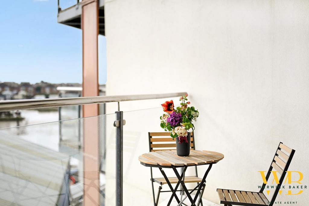 Mariner Point, Shoreham-By-Sea 2 bed flat - £324,950