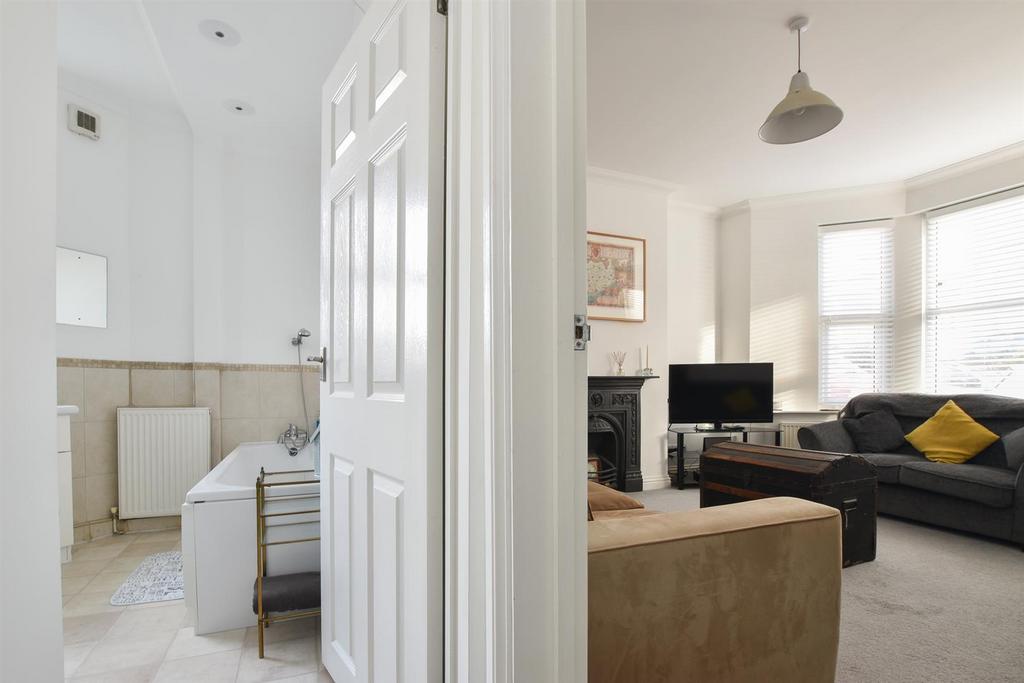 Manor Road, Hastings 2 bed flat - £180,000