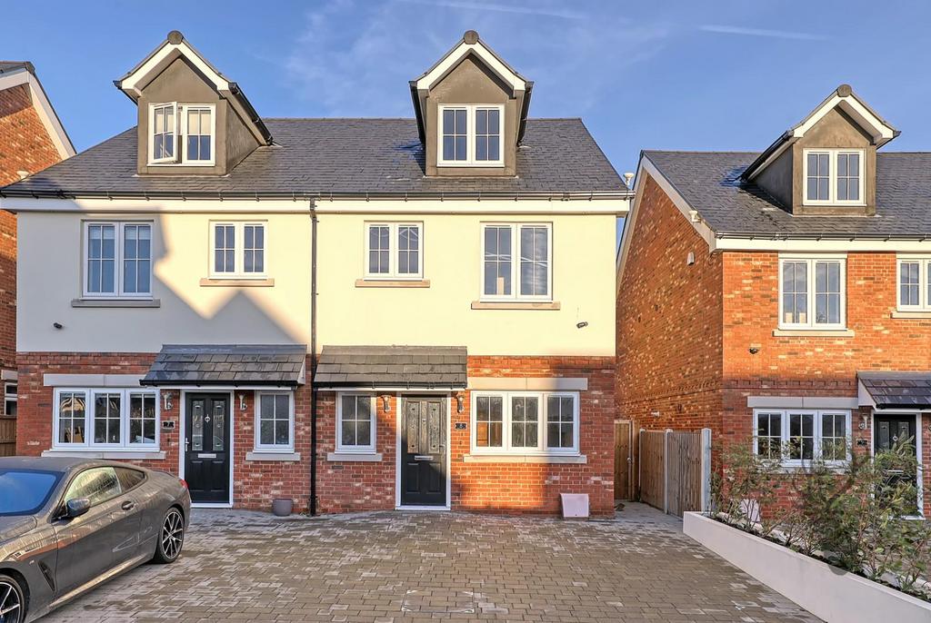 Oak Hill Road, Romford RM4 3 bed house - £2,800 pcm (£646 pw)