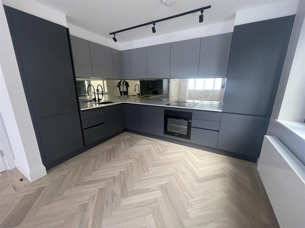 Shakespeare Road, Mill Hill, NW7 4BH 2 bed apartment - £2,100 pcm (£485 pw)