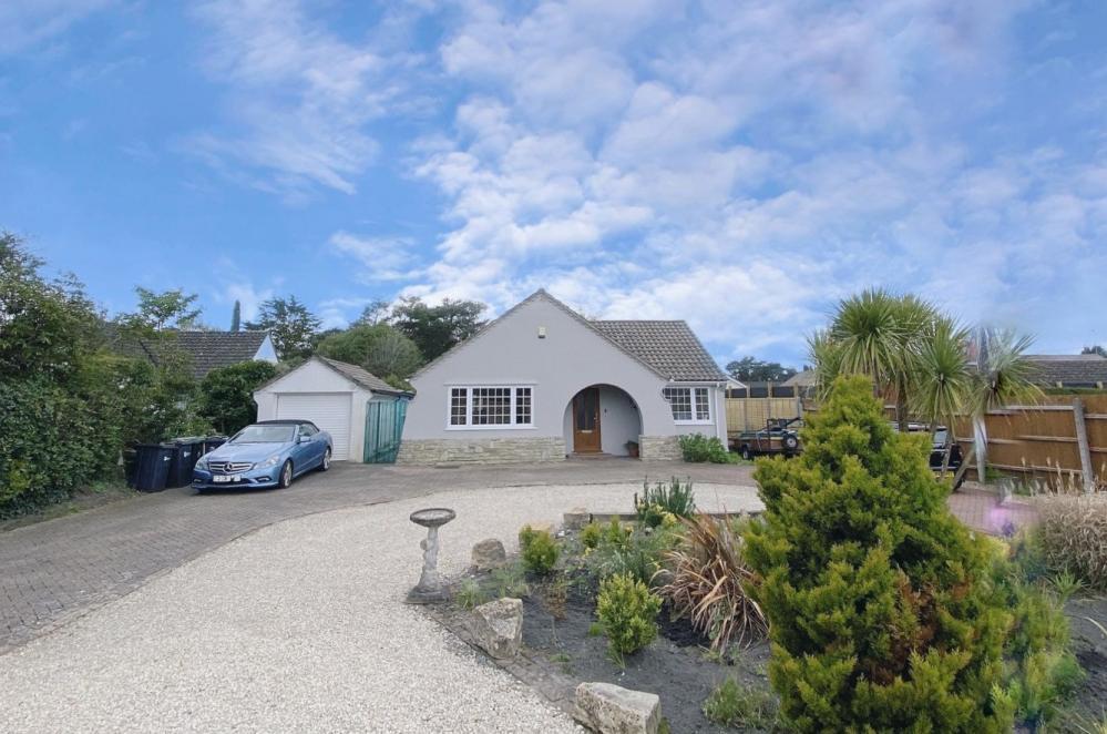 St Leonards, BH24 2PH 3 bed detached bungalow - £600,000