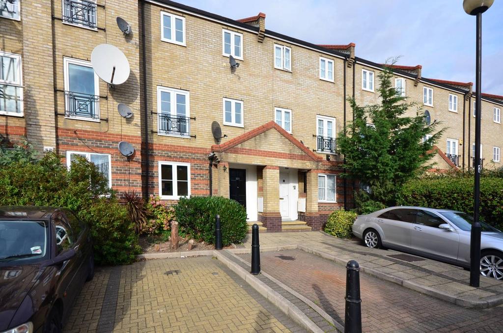 Tollgate Road, Beckton, London, E6 4 bed house - £2,400 pcm (£554 pw)