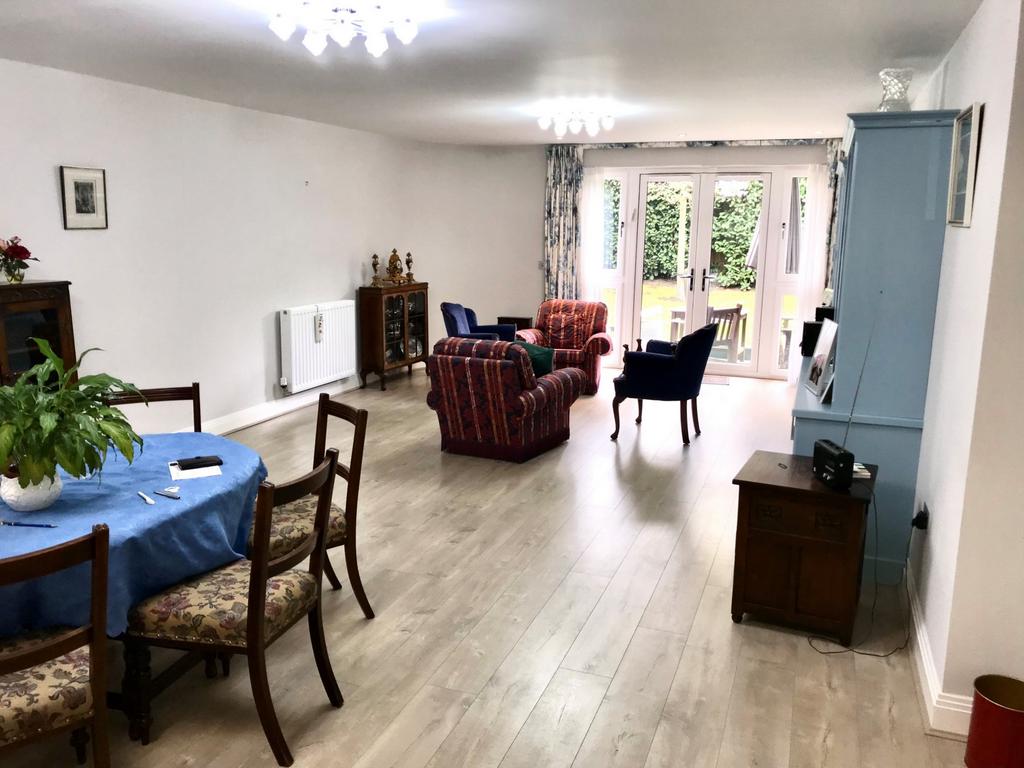 Melbourne Road, Lululaund Court... 2 bed flat - £2,300 pcm (£531 pw)