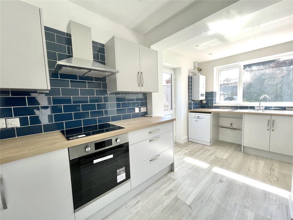 May Avenue, Lymington, Hampshire, SO41 3 bed semi-detached house - £515,000