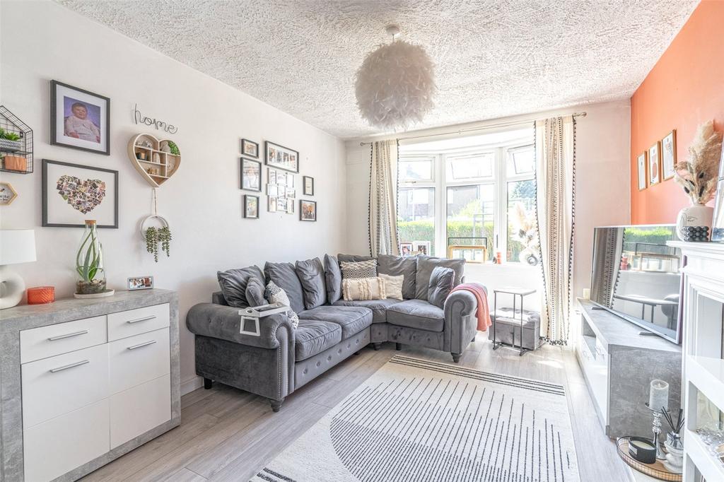 90 Broomfield Crescent, Edinburgh, EH12 3 bed flat - £220,000