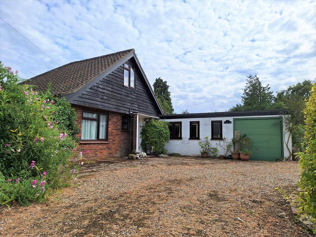 Church Meadow Lane, Bergh Apton, Norfolk 3 bed chalet for sale - £500,000
