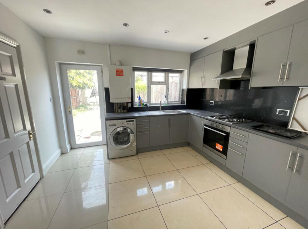Brantwood Road, London N17 3 bed end of terrace house - £2,400 pcm (£ ...