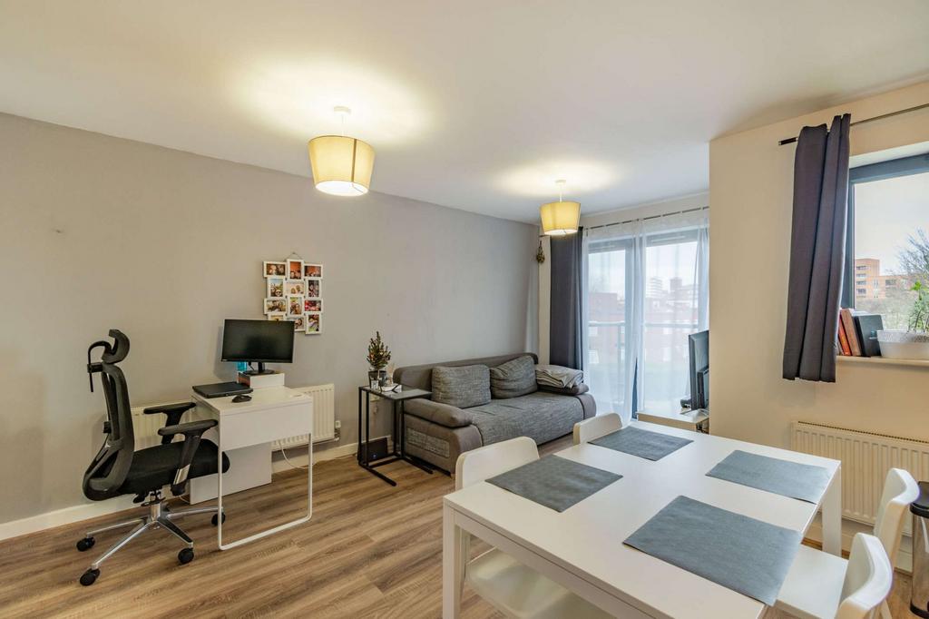 Cottons Approach, Fern Court, RM7 1 bed flat - £190,000