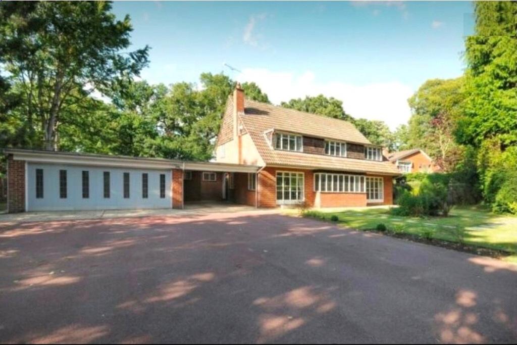 Hockering Road, Woking, GU22 5 bed detached house - £5,000 pcm (£1,154 pw)