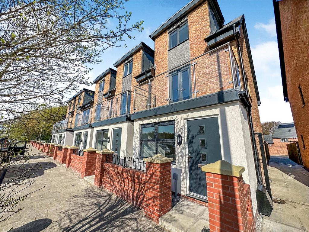 Plank Lane, Leigh, Greater Manchester, WN7 3 bed terraced house - £ ...
