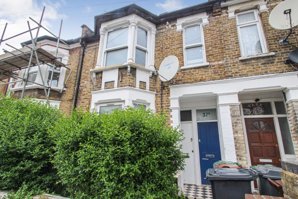 Leyton Park Road, Leyton, London, E10... 2 bed flat - £1,750 pcm (£404 pw)