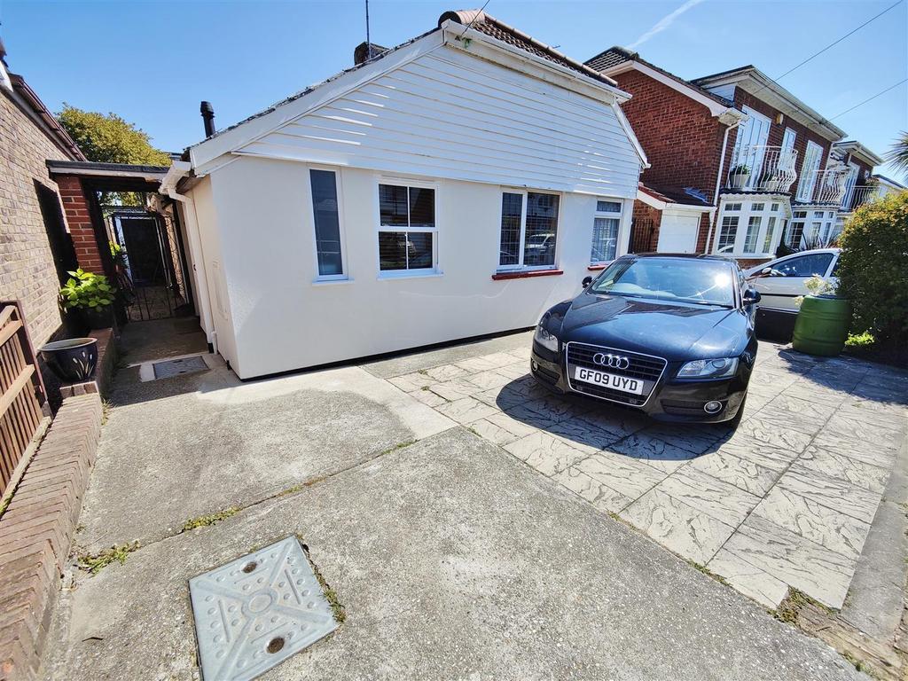 Percy Road, Leigh-On-Sea 1 bed detached bungalow - £1,200 pcm (£277 pw)