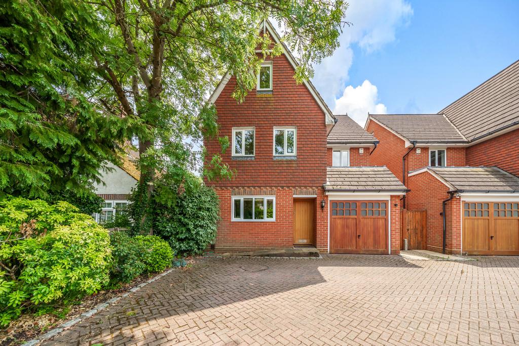 Esher Road, Hersham... 5 bed detached house - £4,200 pcm (£969 pw)
