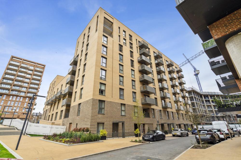 42 Shearwater Drive, Hendon, NW9 2 bed apartment - £2,300 pcm (£531 pw)