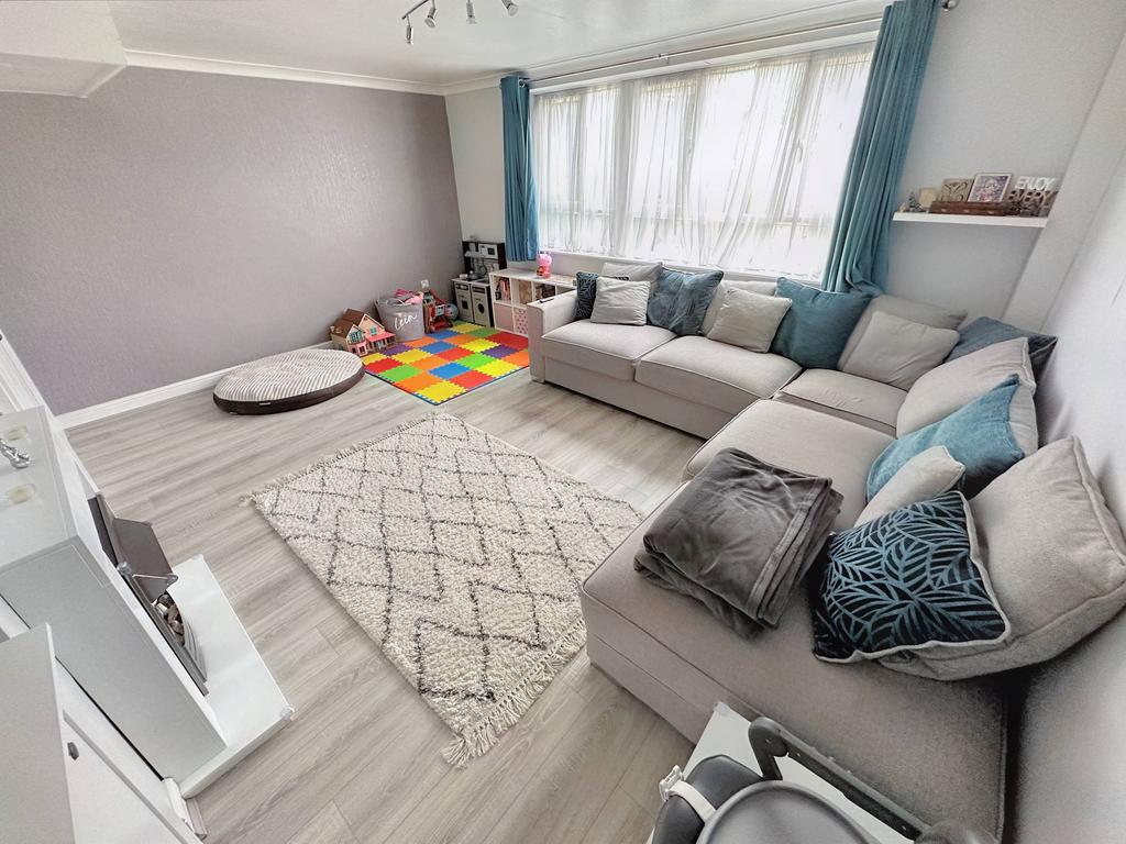 Marnham Crescent, Greenford UB6 3 bed flat - £349,950