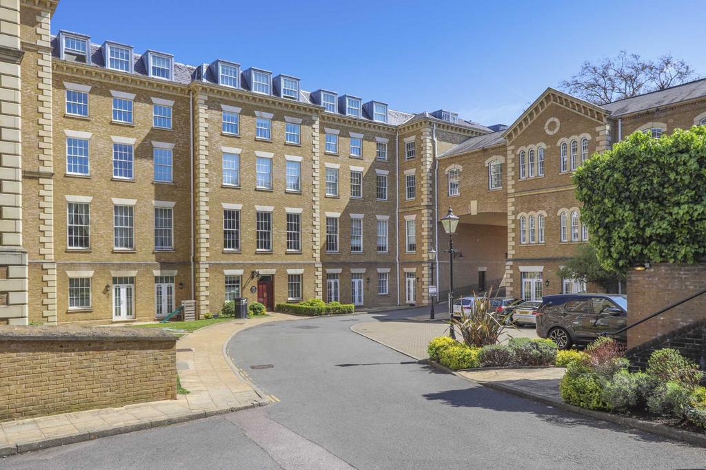 Princess Park Manor, London 3 bed apartment for sale - £525,000
