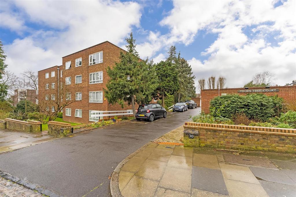 Park View Road, Ealing, W5 3 bed flat - £2,750 pcm (£635 pw)