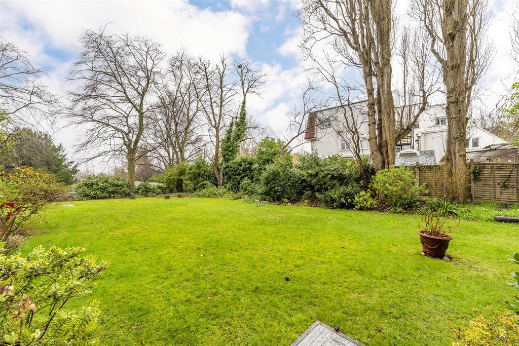 Park View Road, Ealing, W5 3 bed flat - £2,750 pcm (£635 pw)