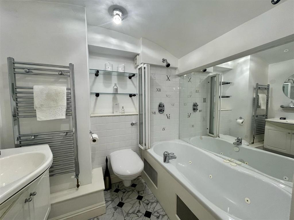 Chadwick Manor, Warwick Road... 2 bed apartment - £1,395 pcm (£322 pw)