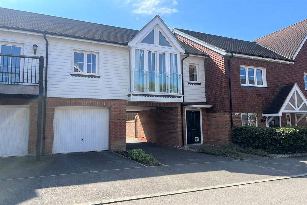 Cook Way, Broadbridge Heath, Horsham... 2 bed flat - £1,450 pcm (£335 pw)
