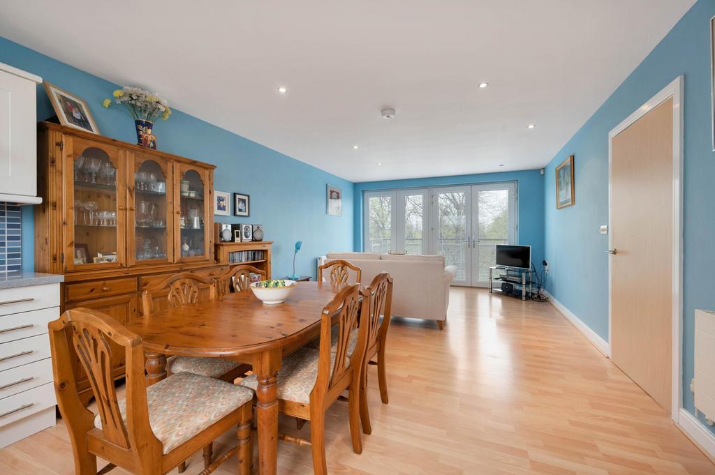 Cubitt Way, Woodston, Peterborough, PE2 2 bed flat - £140,000