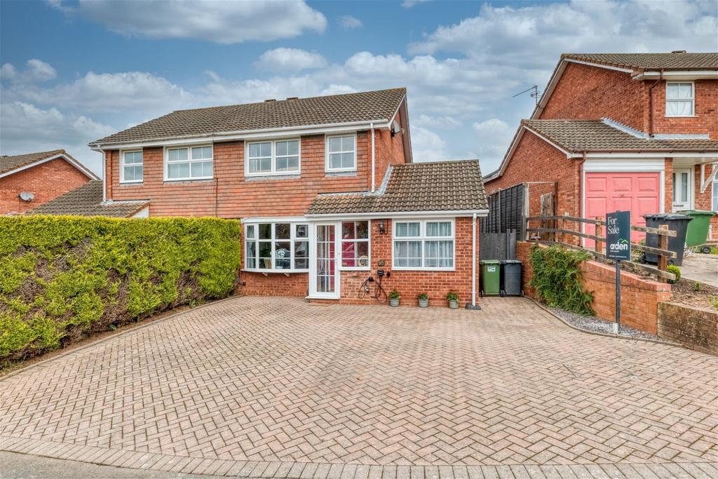 Mercot Close, Oakenshaw South... 3 bed semi-detached house - £280,000