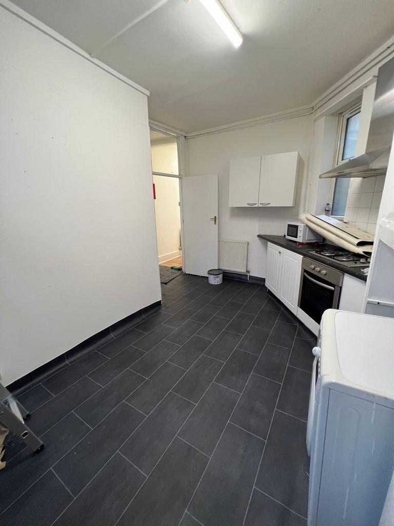 The Broadway, Woodford Green, IG8 2 bed flat - £1,600 pcm (£369 pw)
