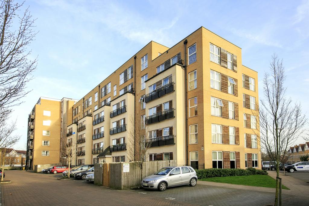 Langtry Court, Lanadron Close, TW7 2 bed flat - £1,695 pcm (£391 pw)