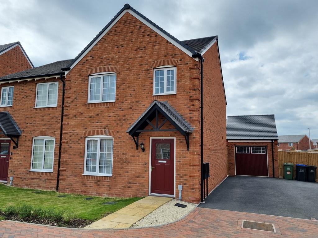 Meteor Way, Southam, CV47 3 bed semi-detached house - £335,000