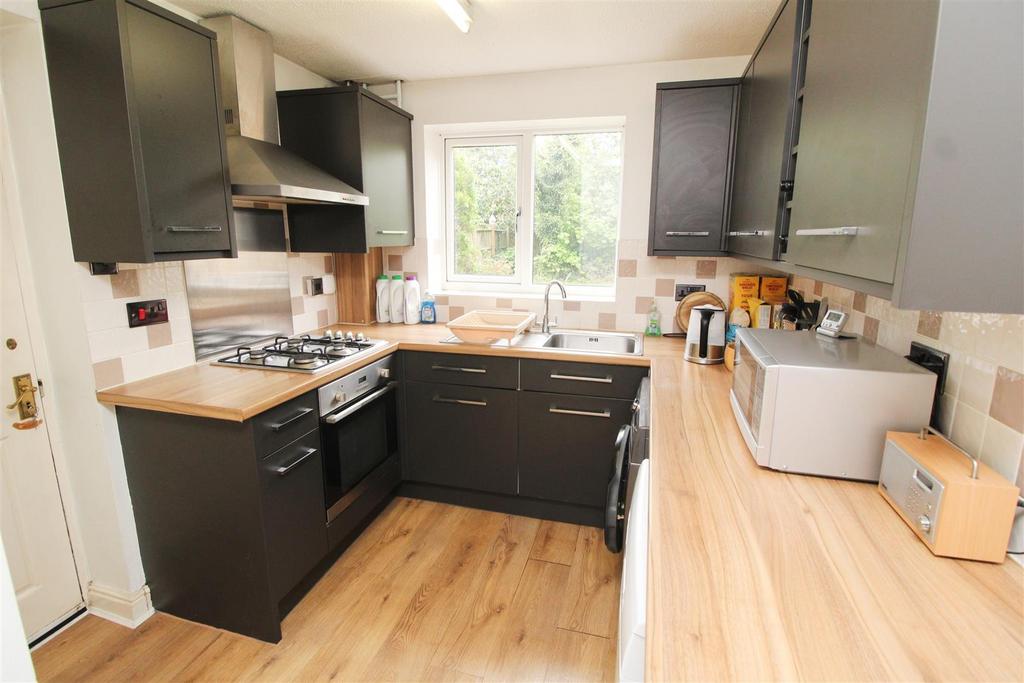 Lavender Grove, Walnut Tree, Milton Keynes 3 bed detached house for ...