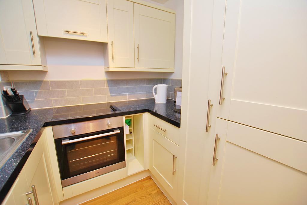 Mathon Court, Cross Lanes, Guildford, Surrey, GU1 1 bed apartment to ...