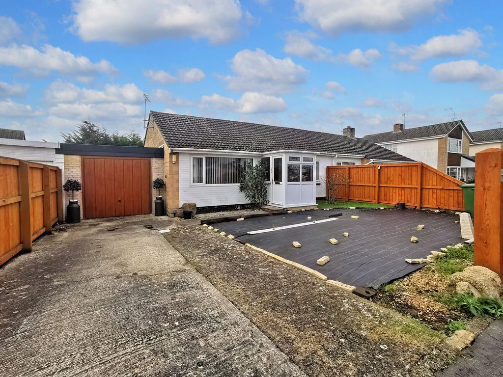 Trowbridge, Trowbridge BA14 2 bed semi-detached bungalow - £275,000