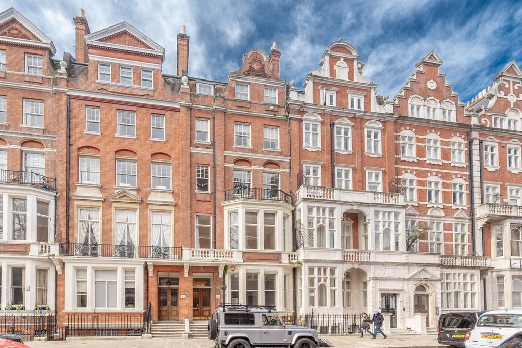 Cadogan Square, Chelsea, London, SW1X 2 bed flat - £15,600 pcm (£3,600 pw)