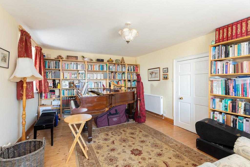 11 School Hill, Leuchars, KY16 0HG 4 bed end of terrace house - £320,000