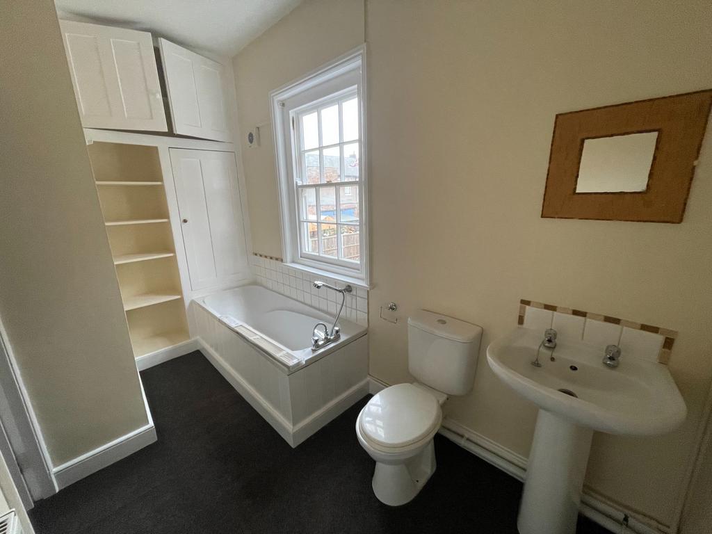 High Street, Boston, PE21 8TA 1 bed flat - £550 pcm (£127 pw)