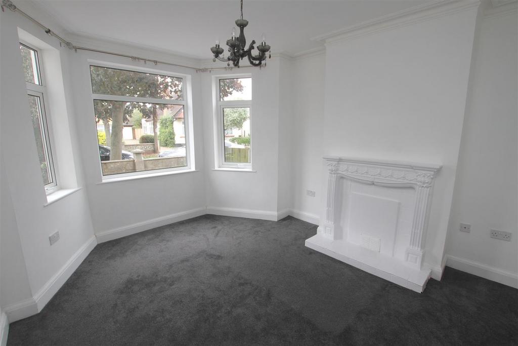 Beech Road, Benfleet, Essex 3 bed detached house - £1,500 pcm (£346 pw)