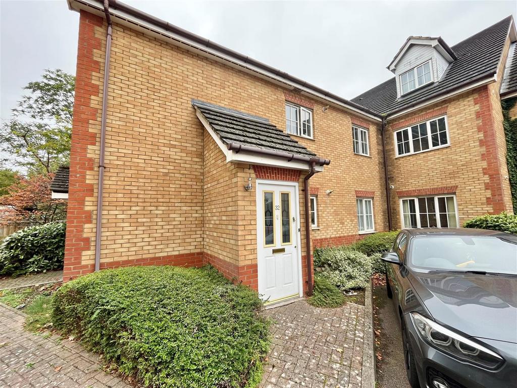 The Wickets, Luton 2 bed maisonette - £1,200 pcm (£277 pw)