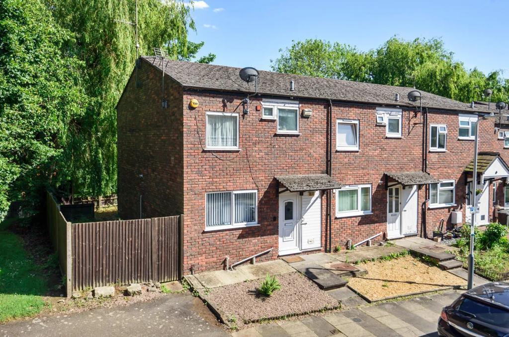 Braybourne Close, Uxbridge, Greater... 3 bed end of terrace house - £ ...