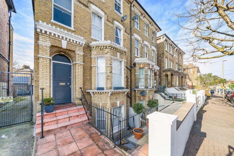 Ramsden Road London SW12 1 bed apartment - £1,800 pcm (£415 pw)