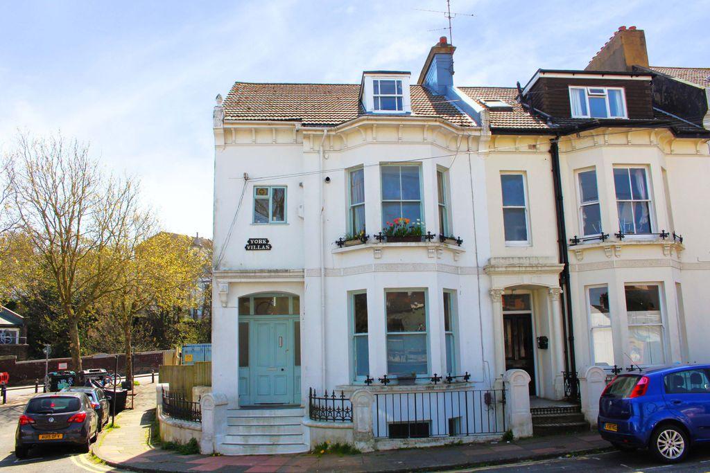 York Villas, Brighton BN1 3TS 1 bed flat - £250,000