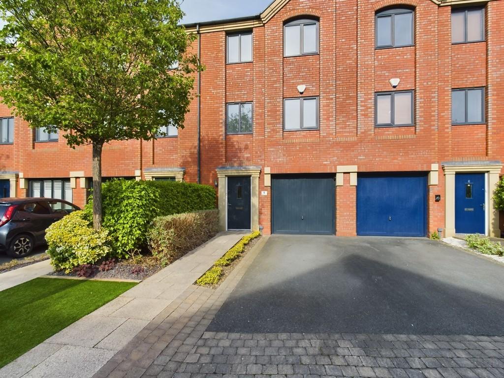 Newton Close, Chester 3 bed townhouse - £1,700 pcm (£392 pw)